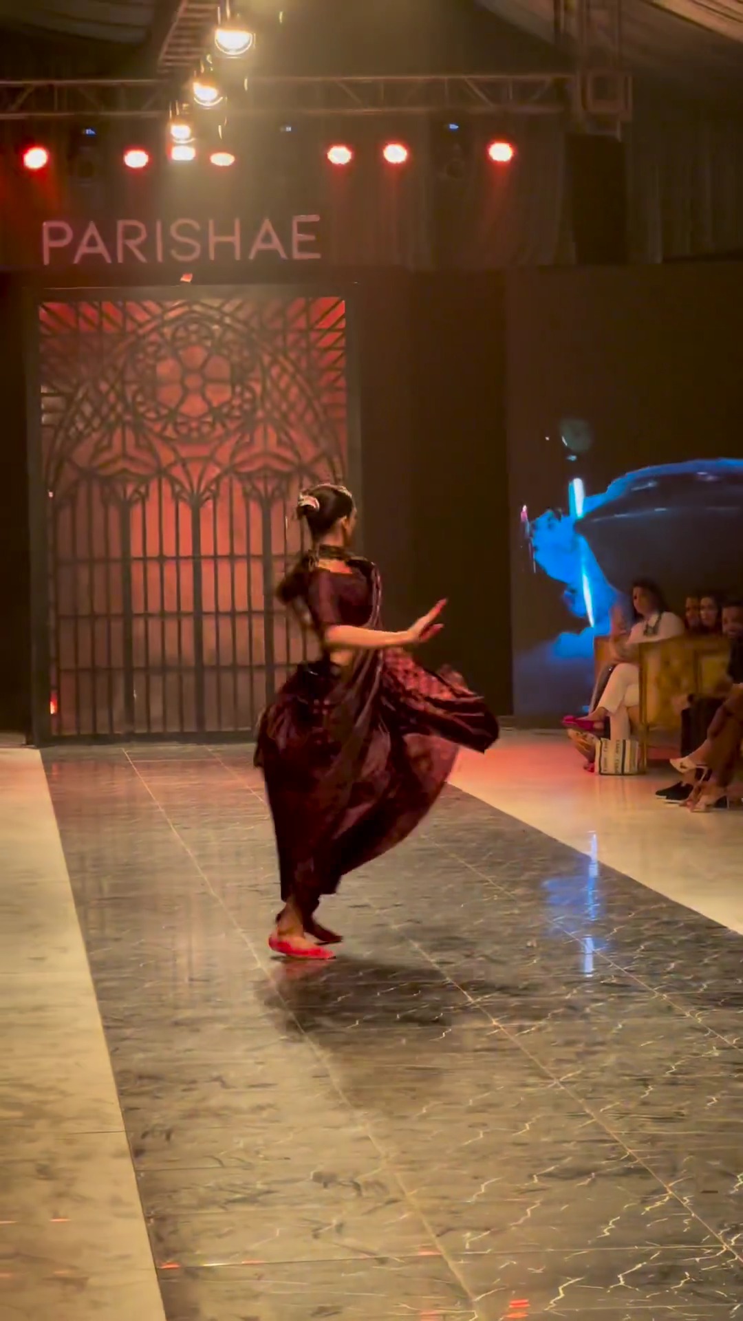 People Confused By Walks On Parishae Adnan's Fashion Show | Reviewit.pk