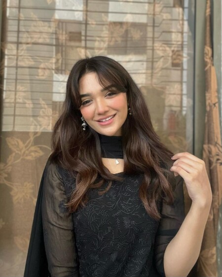 Romaisa Khan Breaks Into Tears On Her Sister's Rukhsati | Reviewit.pk