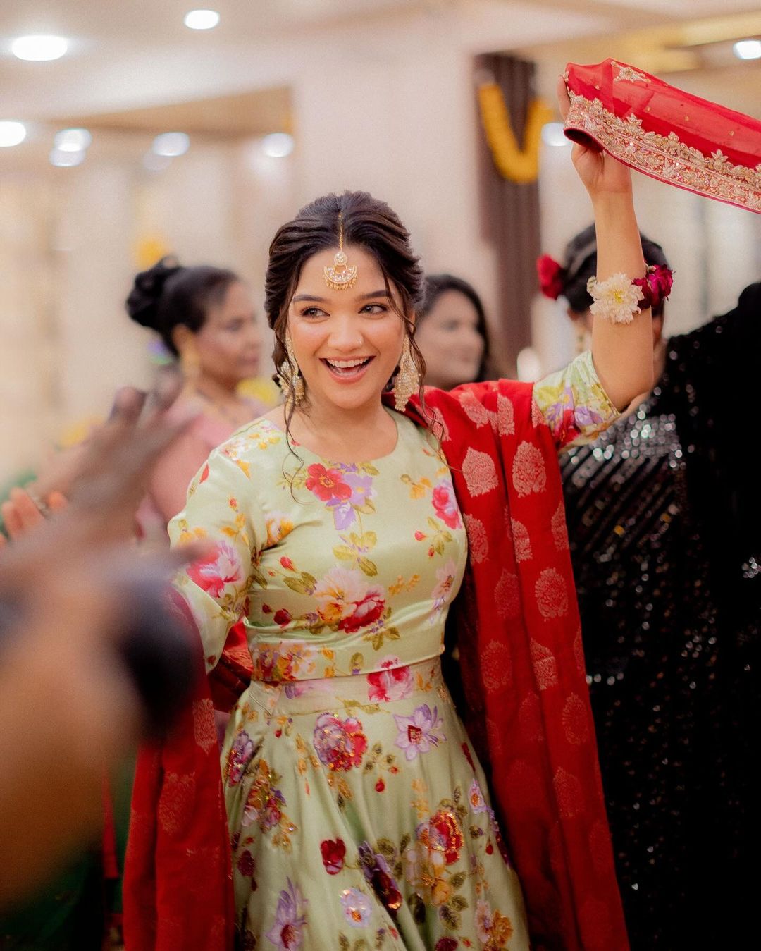 Romaisa Khan HD Pictures From Sister's Wedding | Reviewit.pk