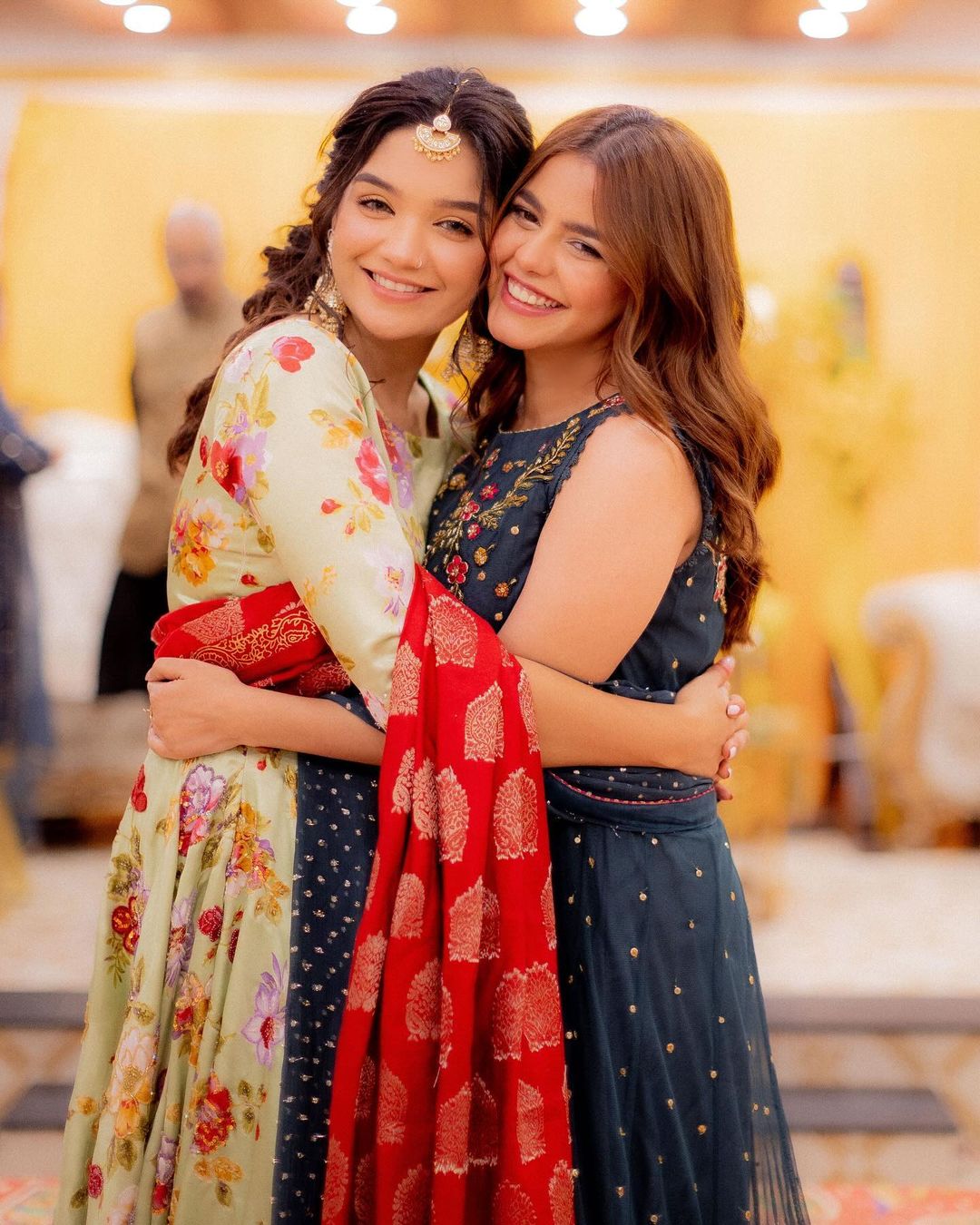 Romaisa Khan HD Pictures From Sister's Wedding | Reviewit.pk