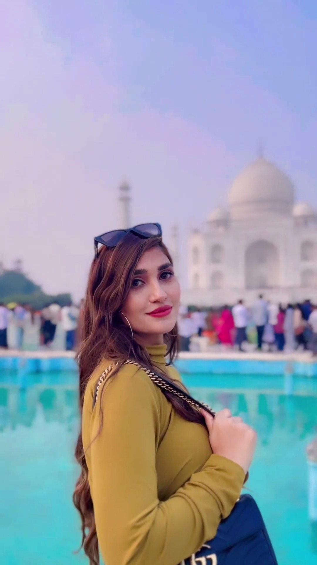 Hassan Ali Visits Taj Mahal With Family | Reviewit.pk