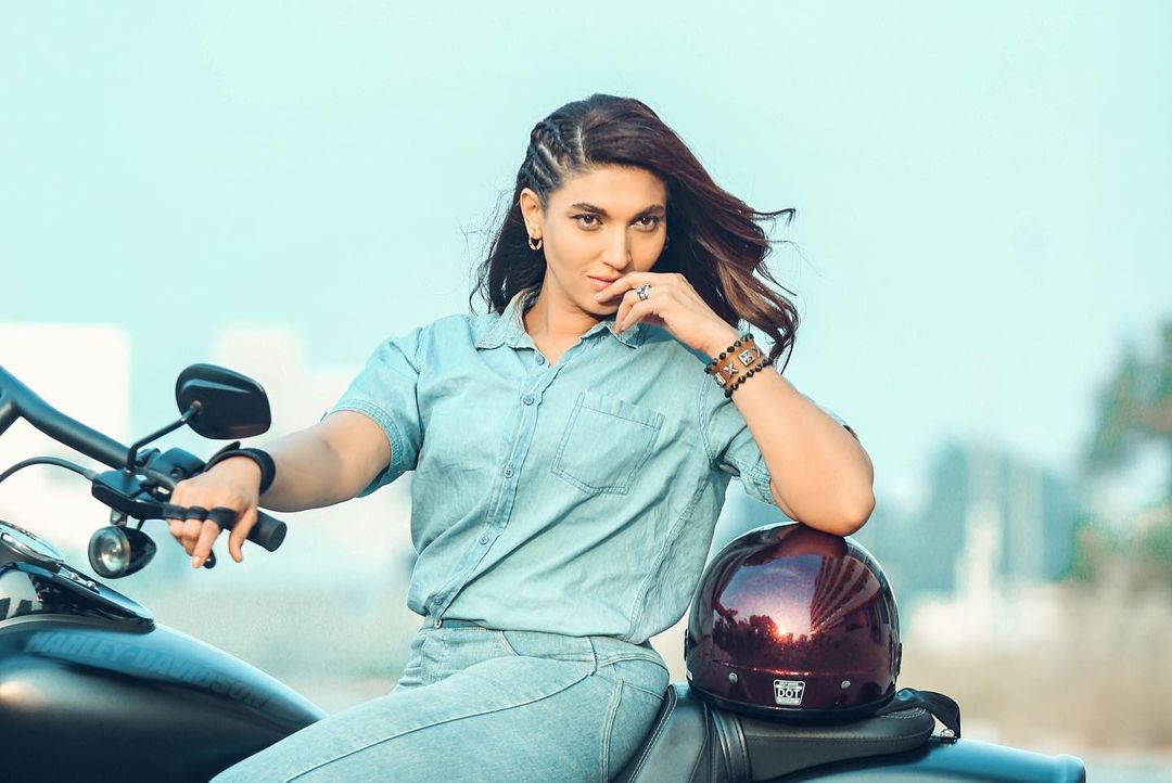 Sana Nawaz Bike's Price Will Blow Your Mind | Reviewit.pk