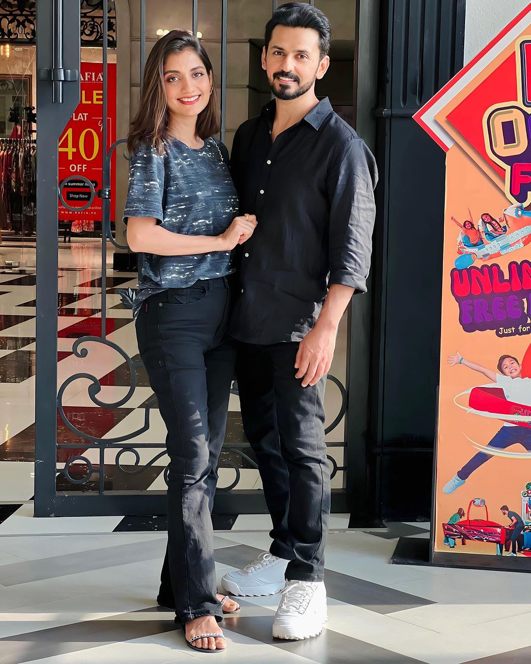 Bilal Qureshi & Uroosa Qureshi New Adorable Family Clicks | Reviewit.pk