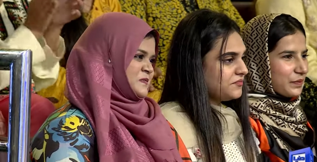 Pakistani Girl Goes Viral After Singing In Mazaqraat - Video | Reviewit.pk