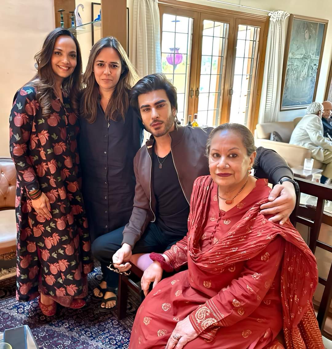 Amina Sheikh Spotted At Lunch With Friends | Reviewit.pk