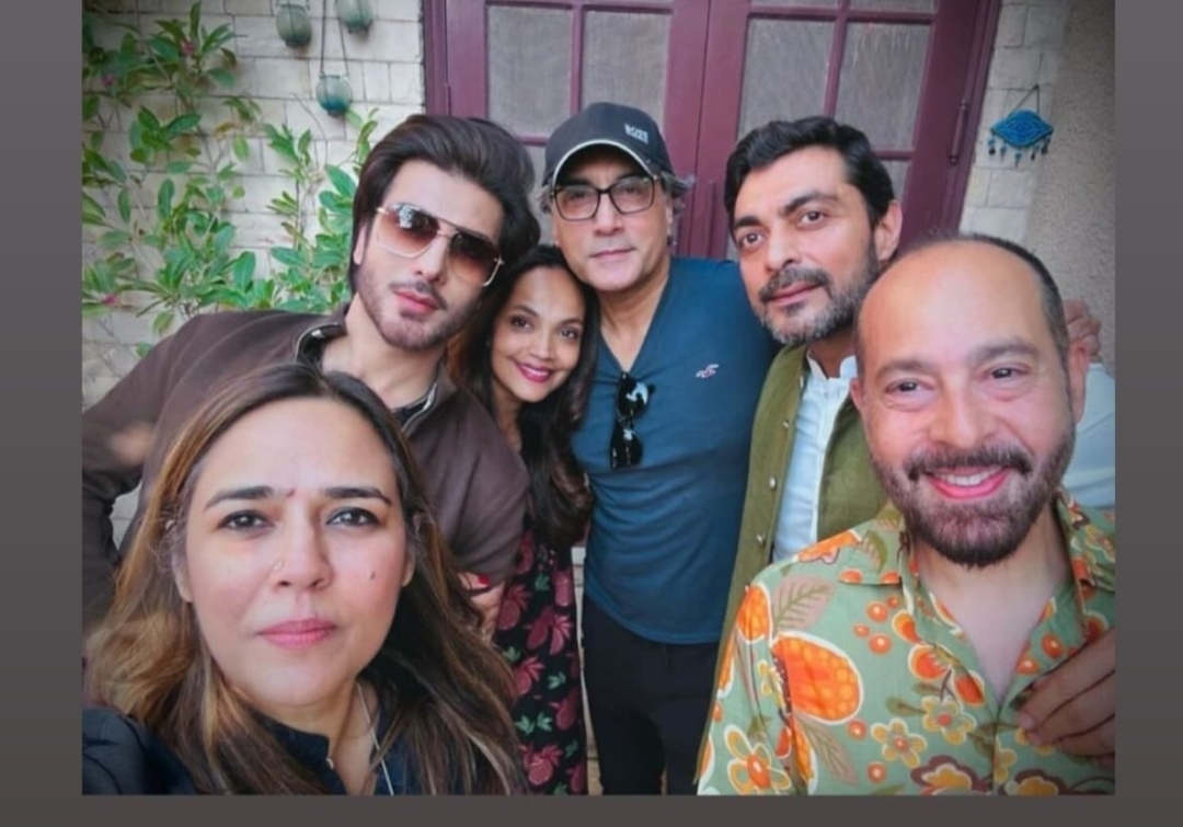 Amina Sheikh Spotted At Lunch With Friends | Reviewit.pk