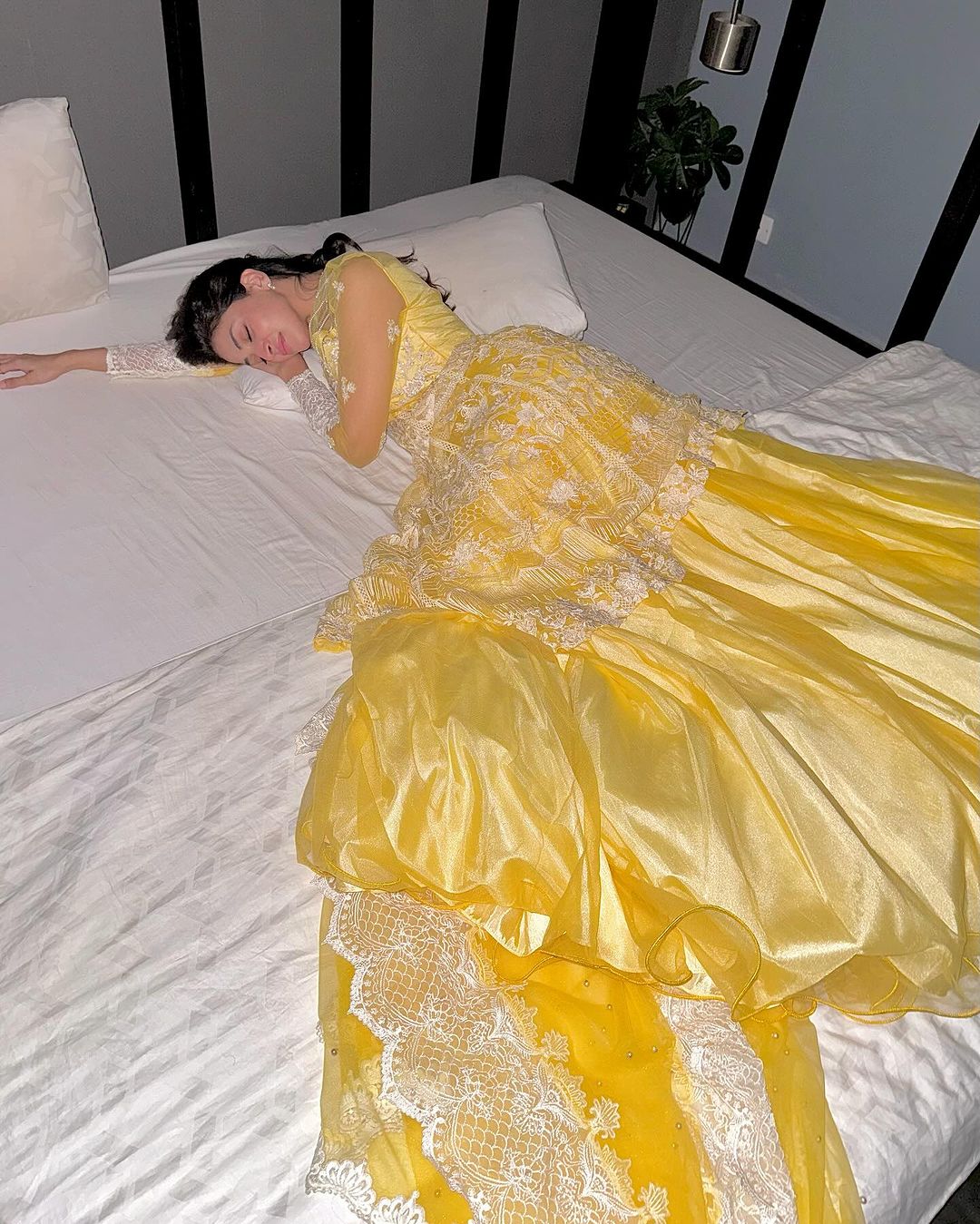 Fans Reaction on Anmol Baloch's Recent Photoshoot | Reviewit.pk