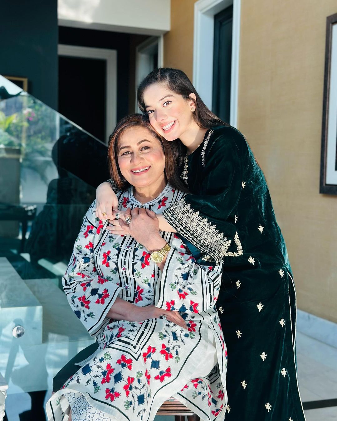 Arisha Razi Shares Stunning Pictures With Family & Friends | Reviewit.pk