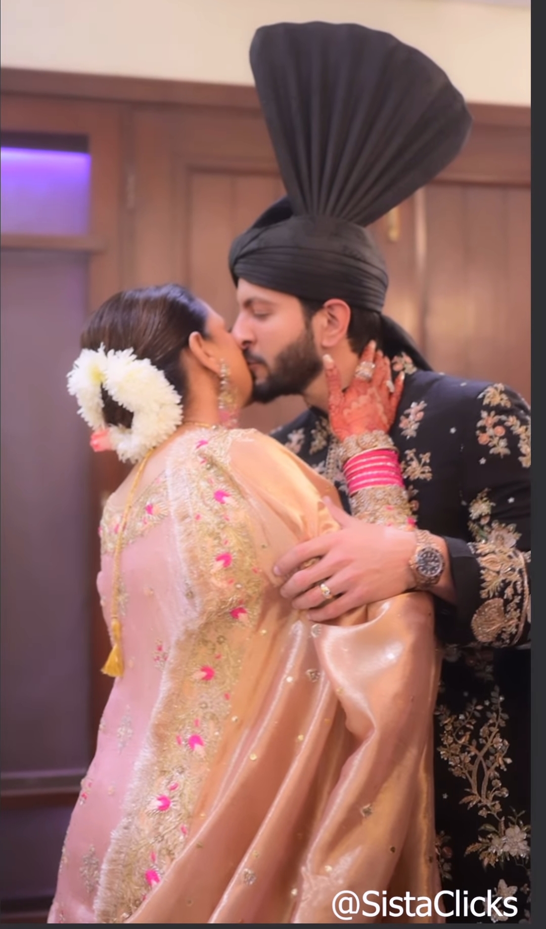 Arsalan Faisal's HD Sehra Bandi Pictures & Video | Reviewit.pk