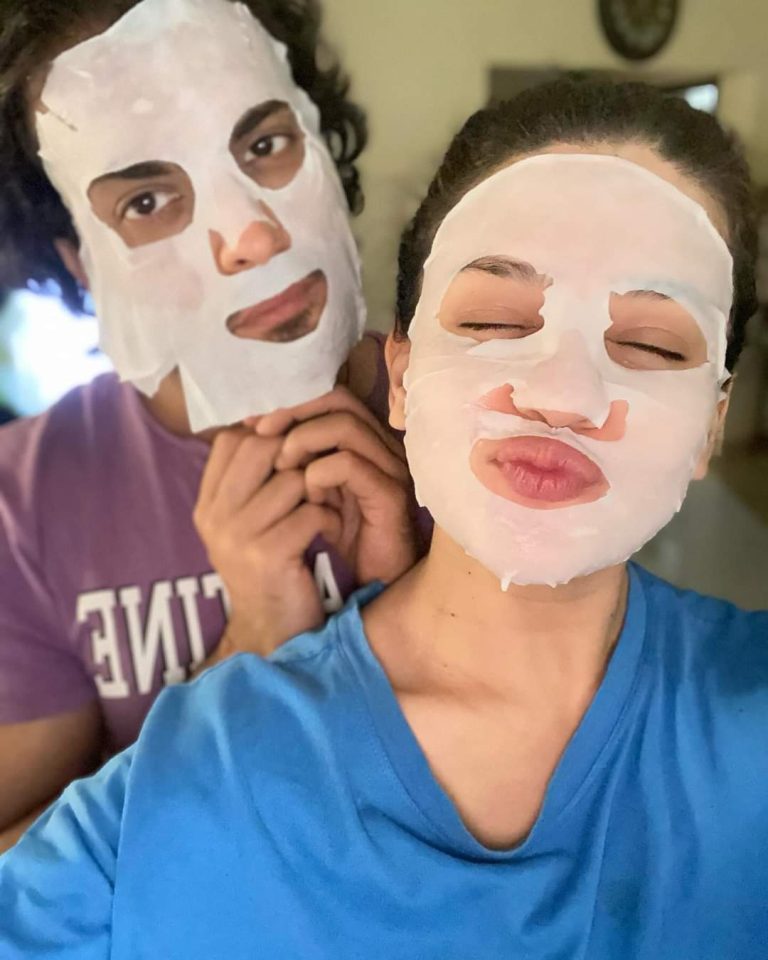 Asad Siddiqui's Adorable Family Pictures | Reviewit.pk