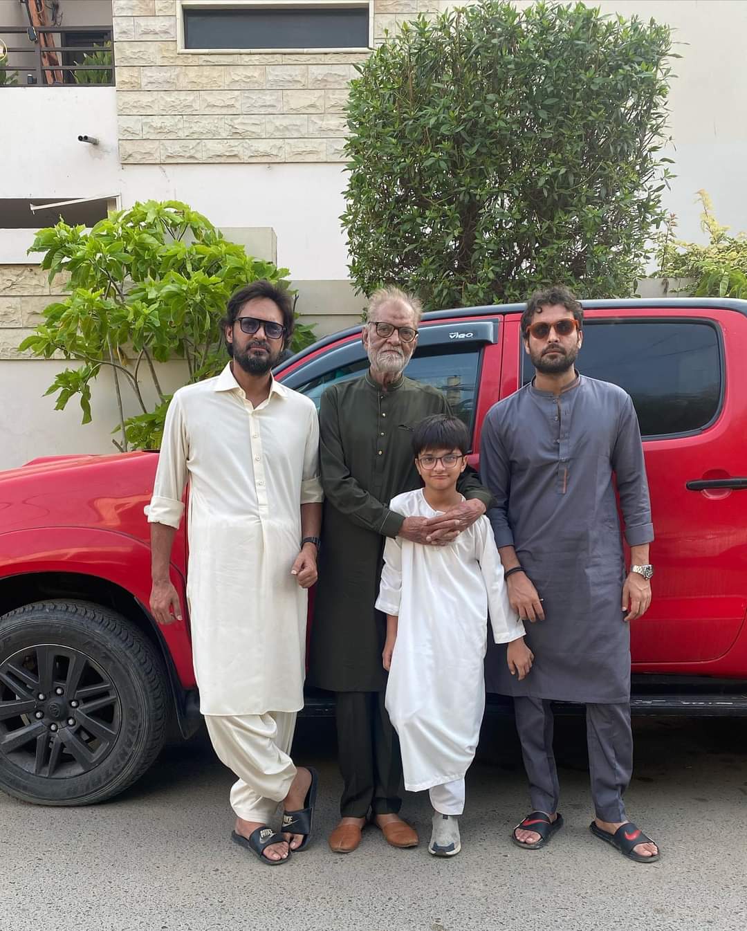 Asad Siddiqui's Adorable Family Pictures | Reviewit.pk