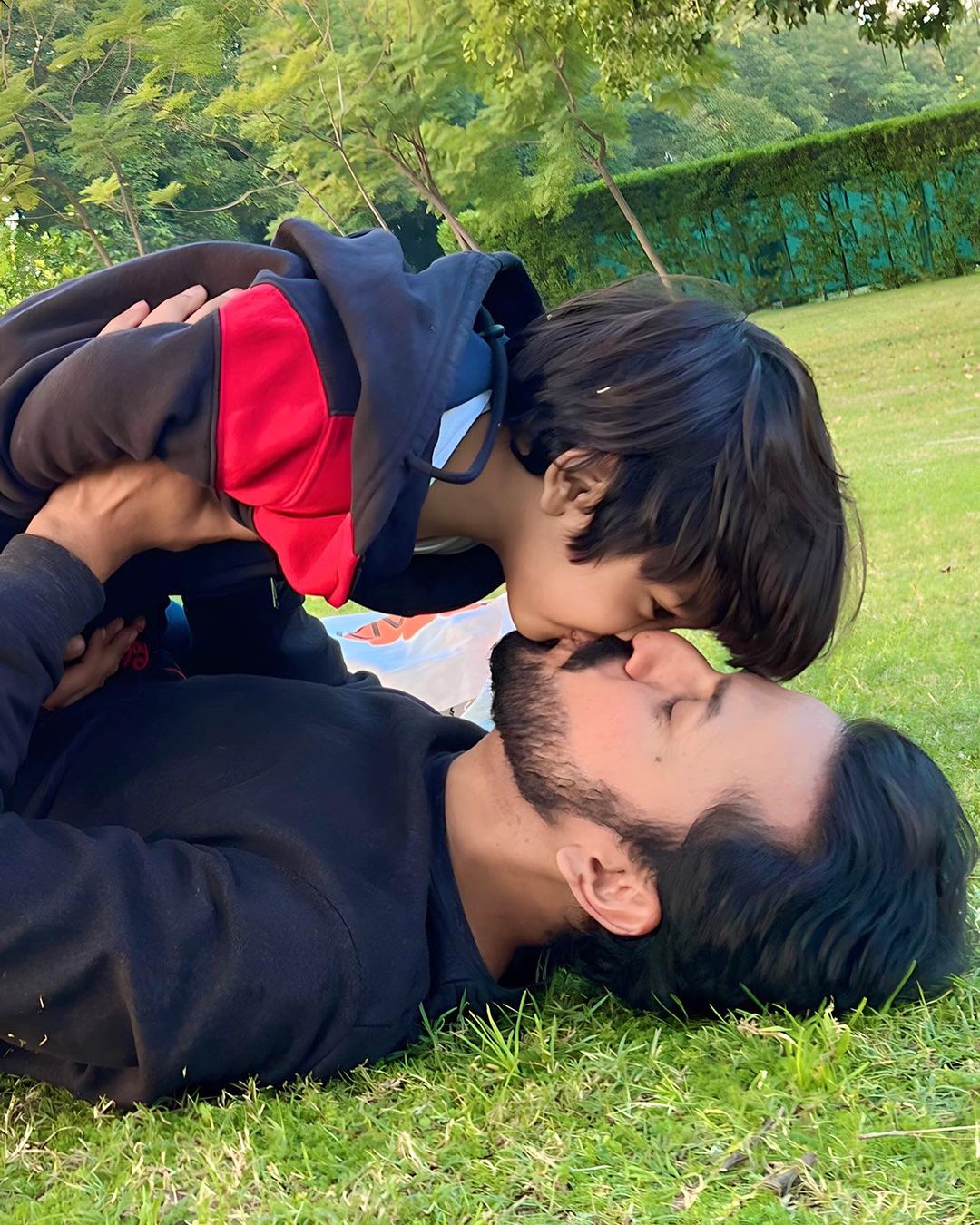 Bilal Qureshi's New Adorable Family Clicks | Reviewit.pk