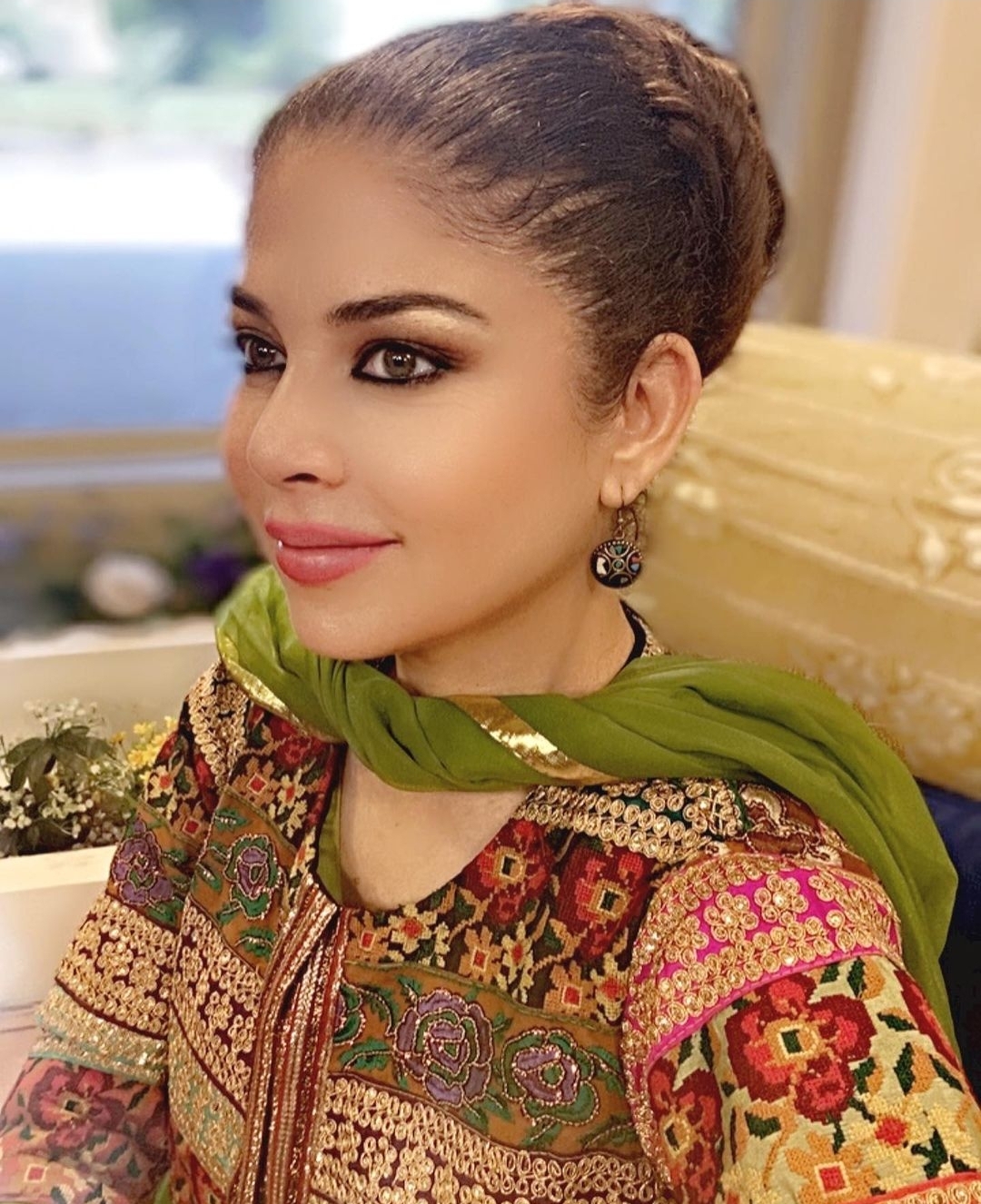 Mishi Khan On Not Getting Married & Tips For Married Couples | Reviewit.pk