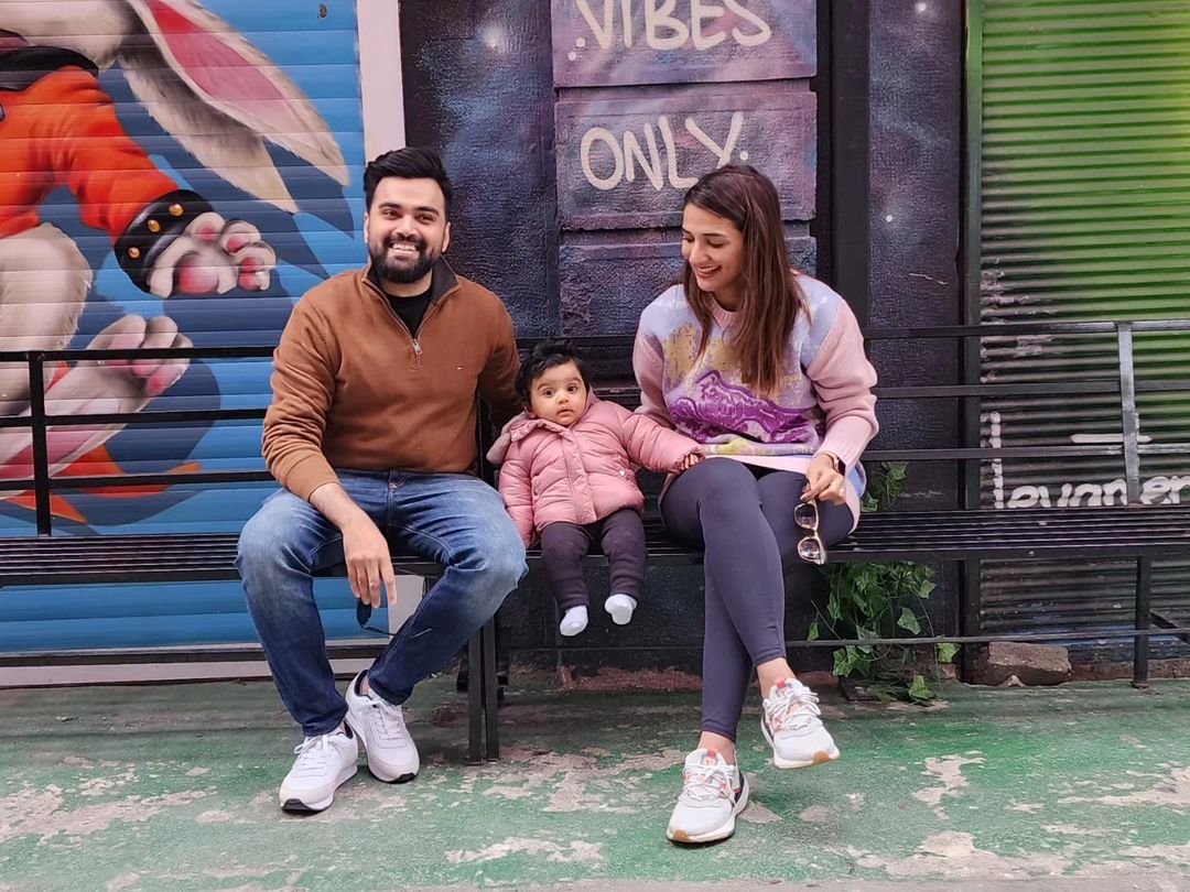 Rabab Hashim New Pictures With Family From Turkey | Reviewit.pk