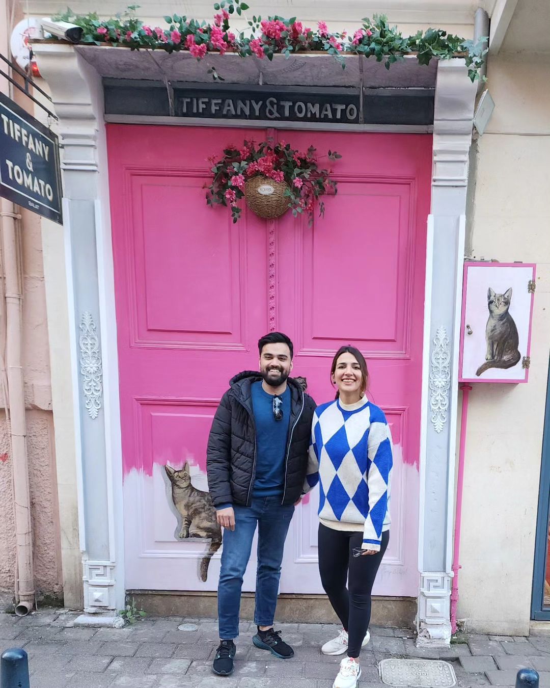 Rabab Hashim New Pictures With Family From Turkey | Reviewit.pk