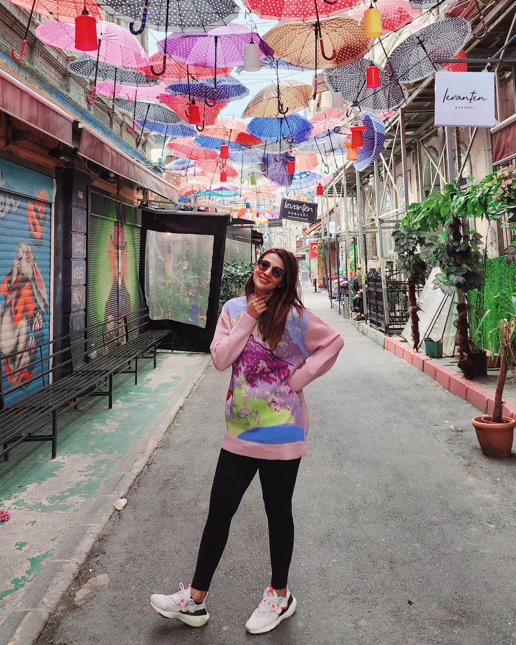 Rabab Hashim New Pictures With Family From Turkey | Reviewit.pk