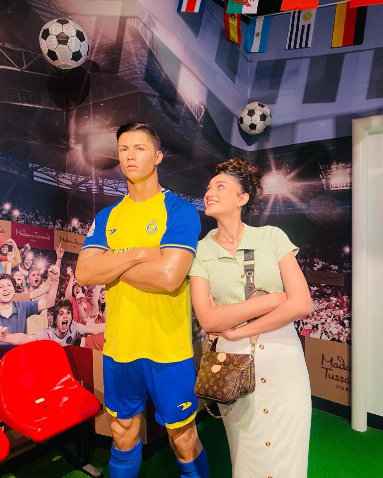 Main Zameen Tu Aasman Cast Schedule and Timings | Reviewit.pk