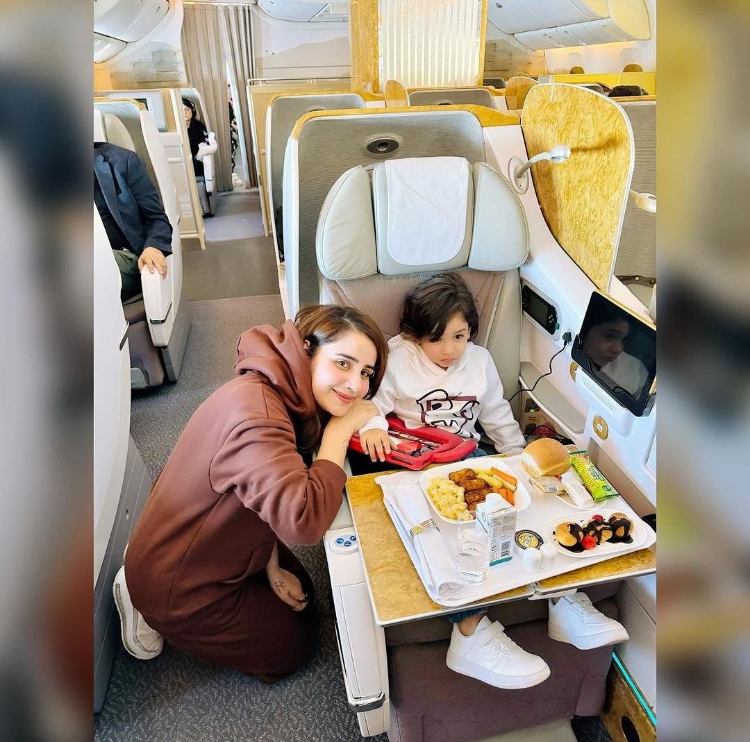 Saniya Shamshad's Adorable New Pictures With Son From Flight | Reviewit.pk