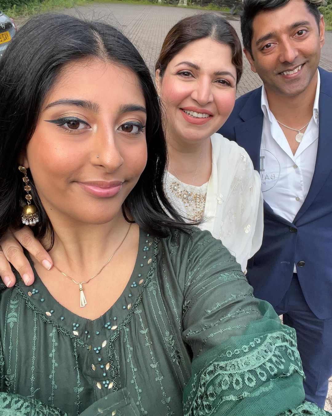 Shagufta Ejaz Shares Adorable Throwback Pictures With Family | Reviewit.pk