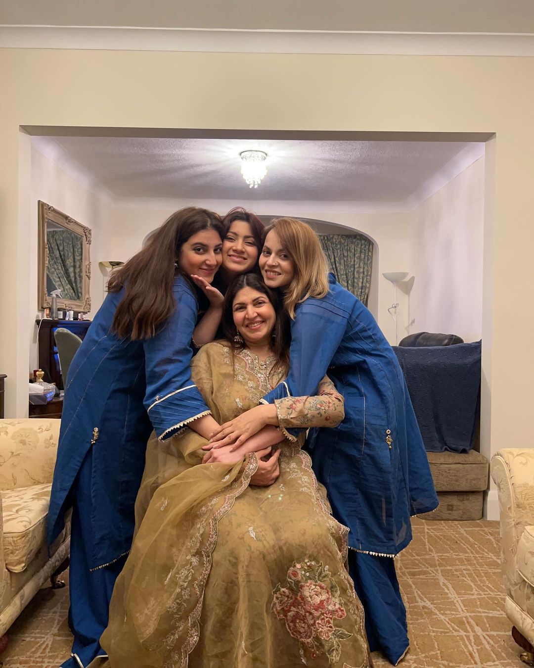 Shagufta Ejaz Shares Adorable Throwback Pictures With Family | Reviewit.pk