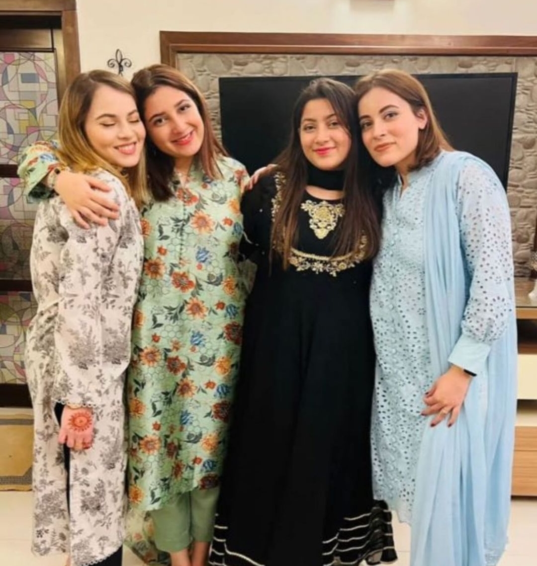Shagufta Ejaz Shares Adorable Throwback Pictures With Family | Reviewit.pk
