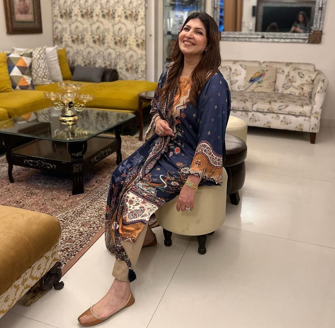 Shagufta Ejaz Shares Adorable Throwback Pictures With Family | Reviewit.pk