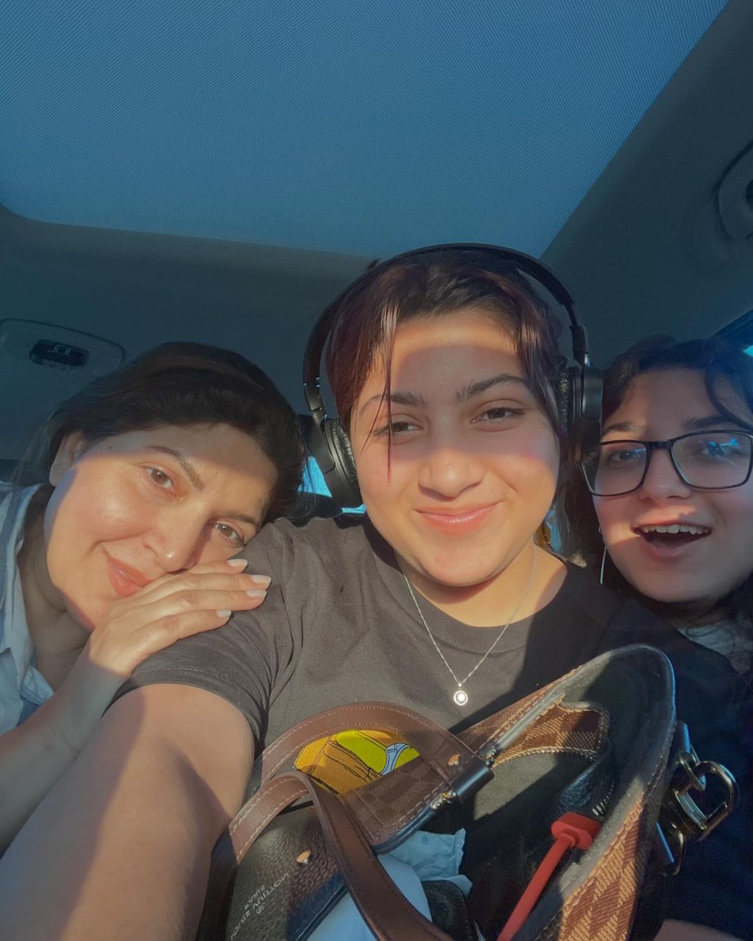Shagufta Ejaz Shares Adorable Throwback Pictures With Family | Reviewit.pk