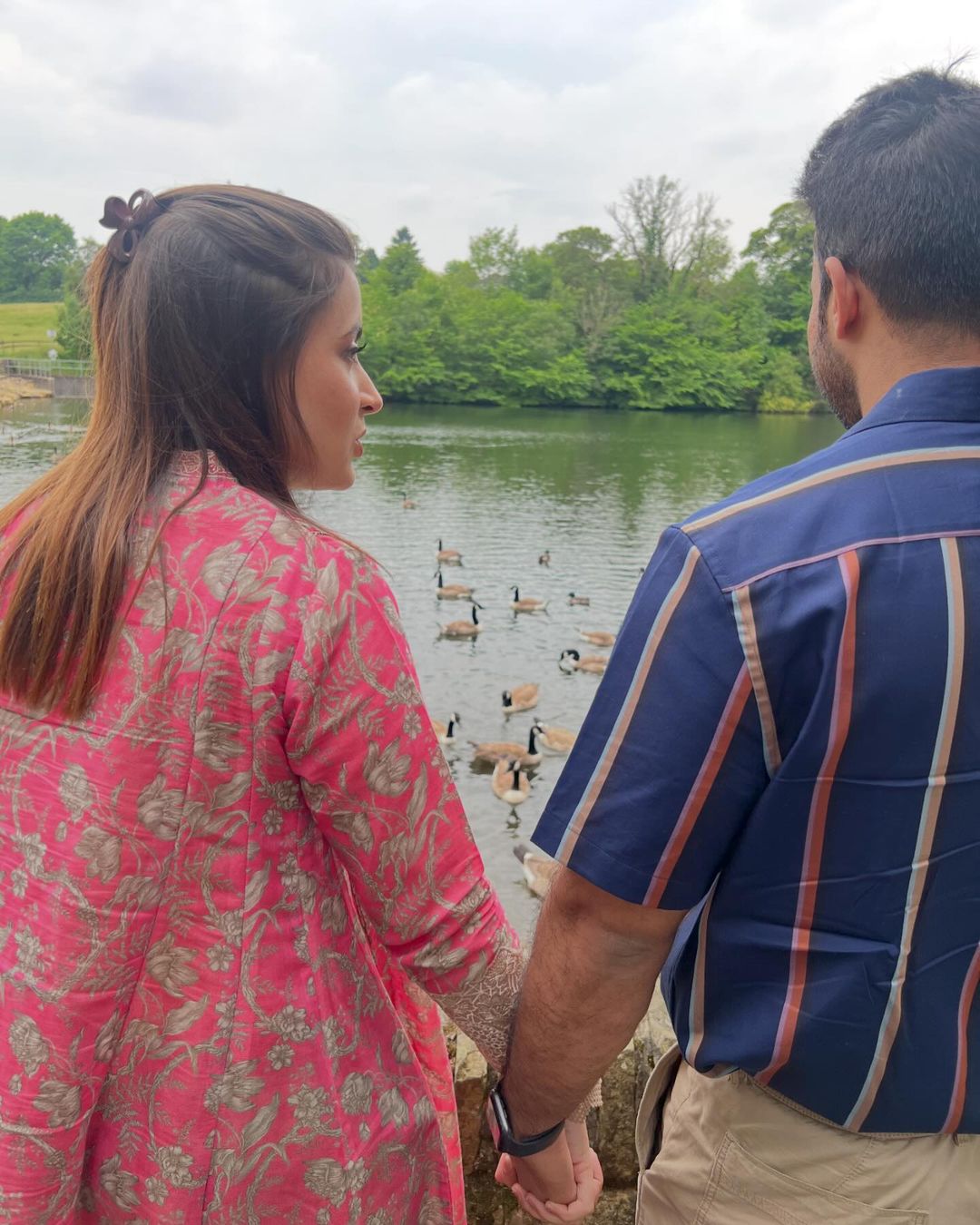 Shagufta Ejaz Shares Adorable Throwback Pictures With Family | Reviewit.pk