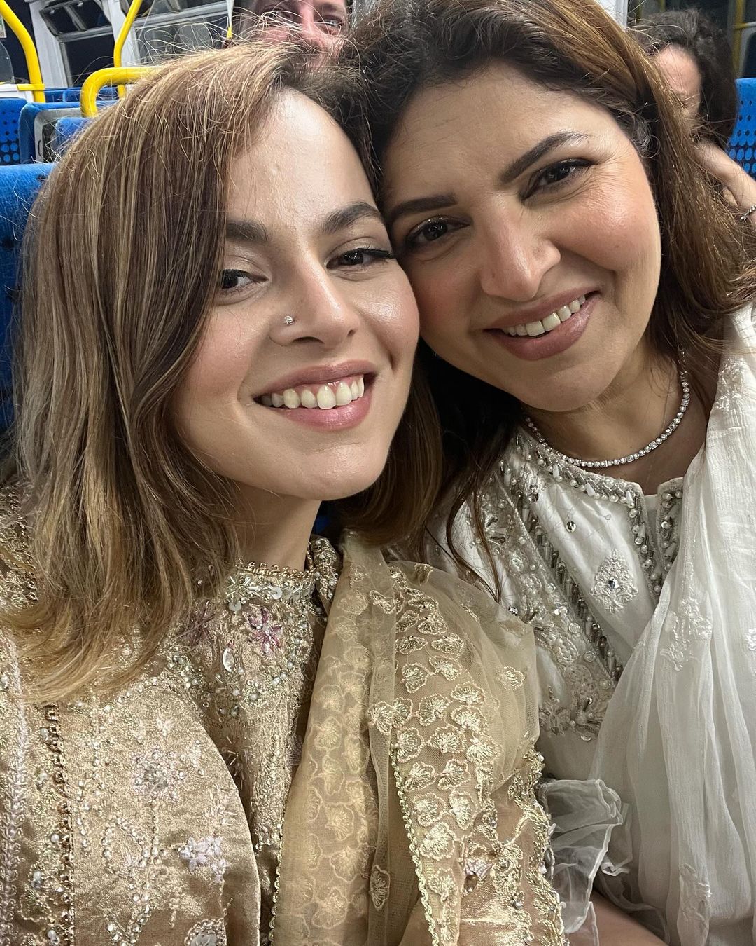 Shagufta Ejaz Shares Adorable Throwback Pictures With Family | Reviewit.pk