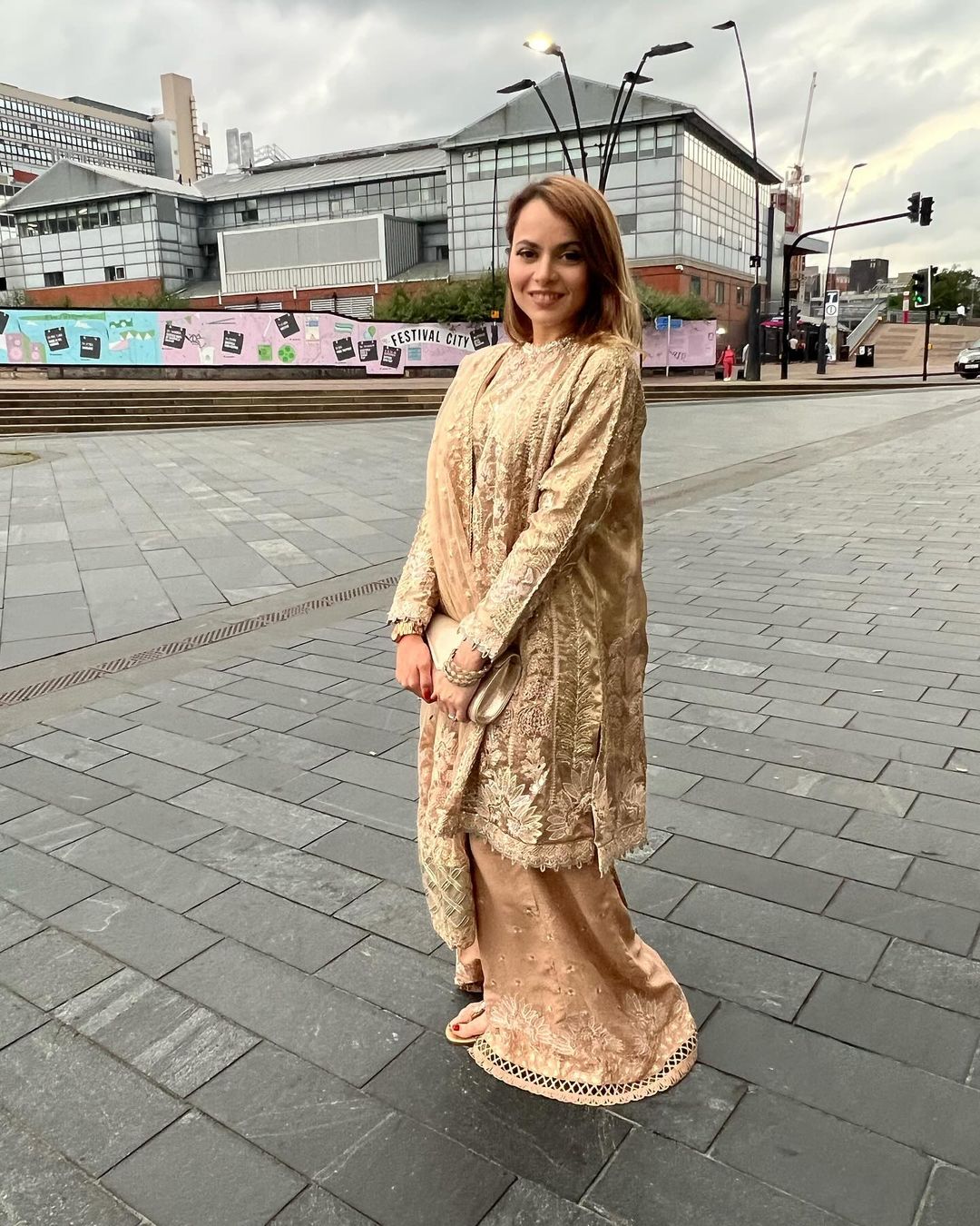 Shagufta Ejaz Shares Adorable Throwback Pictures With Family | Reviewit.pk