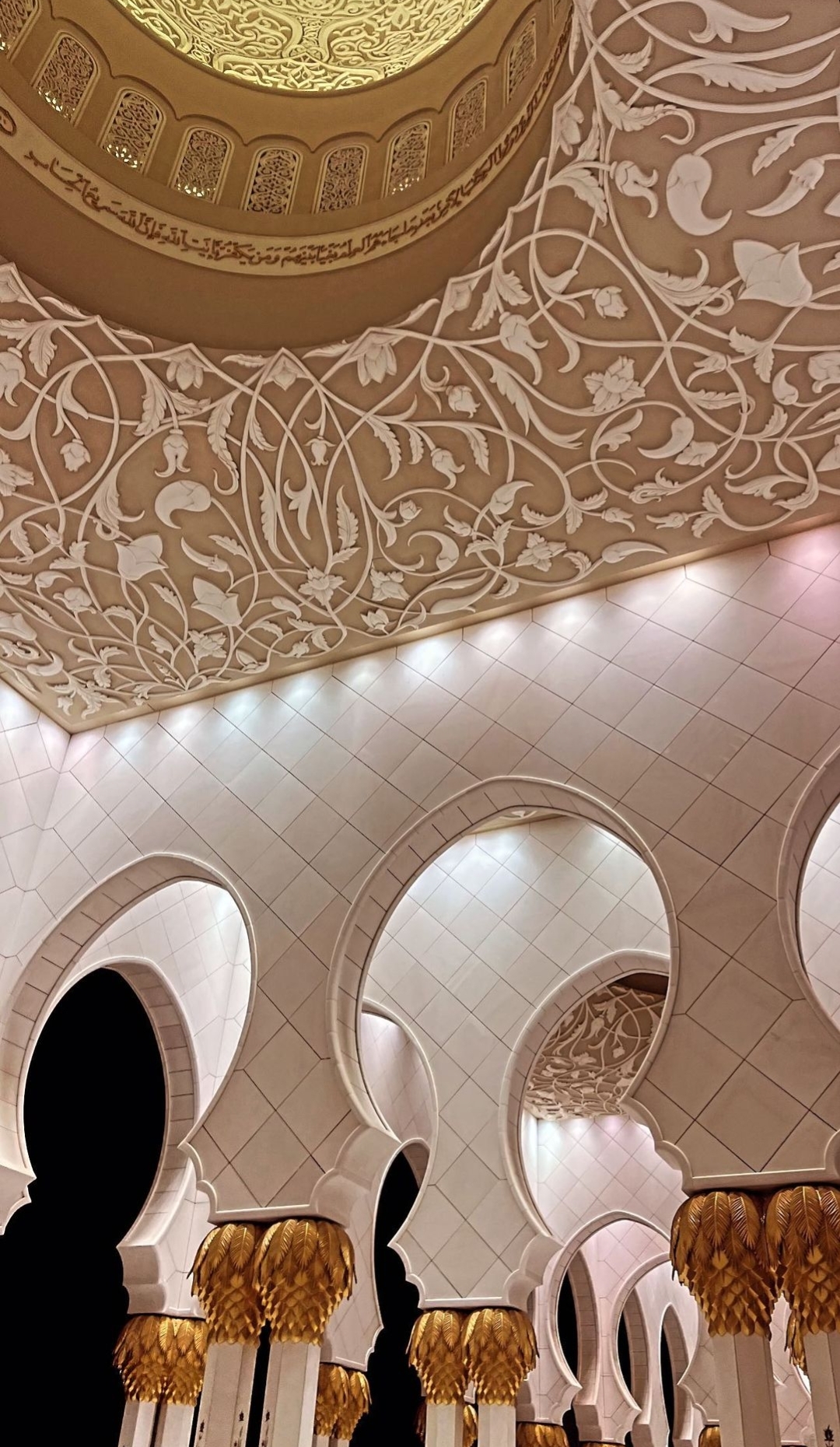 Imad Wasim's Pictures With Wife From Grand Mosque, Abu Dhabi | Reviewit.pk