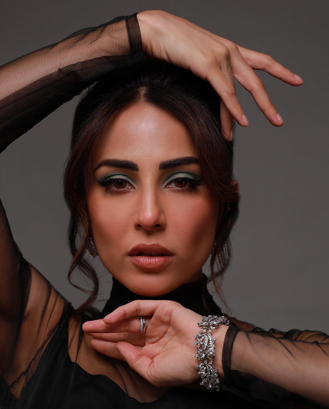 Ushna Shah's Gorgeous New Clicks With Husband | Reviewit.pk