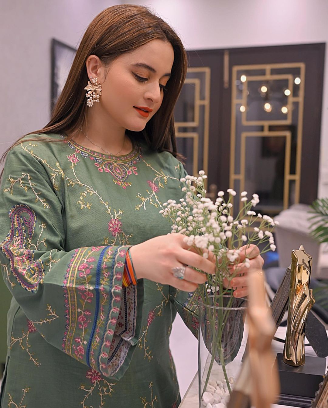 Aiman Khan Shares New Family Clicks | Reviewit.pk