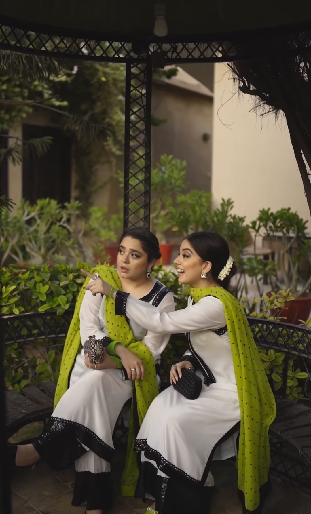 Arisha Razi Shares Stunning Pictures With Family & Friends | Reviewit.pk