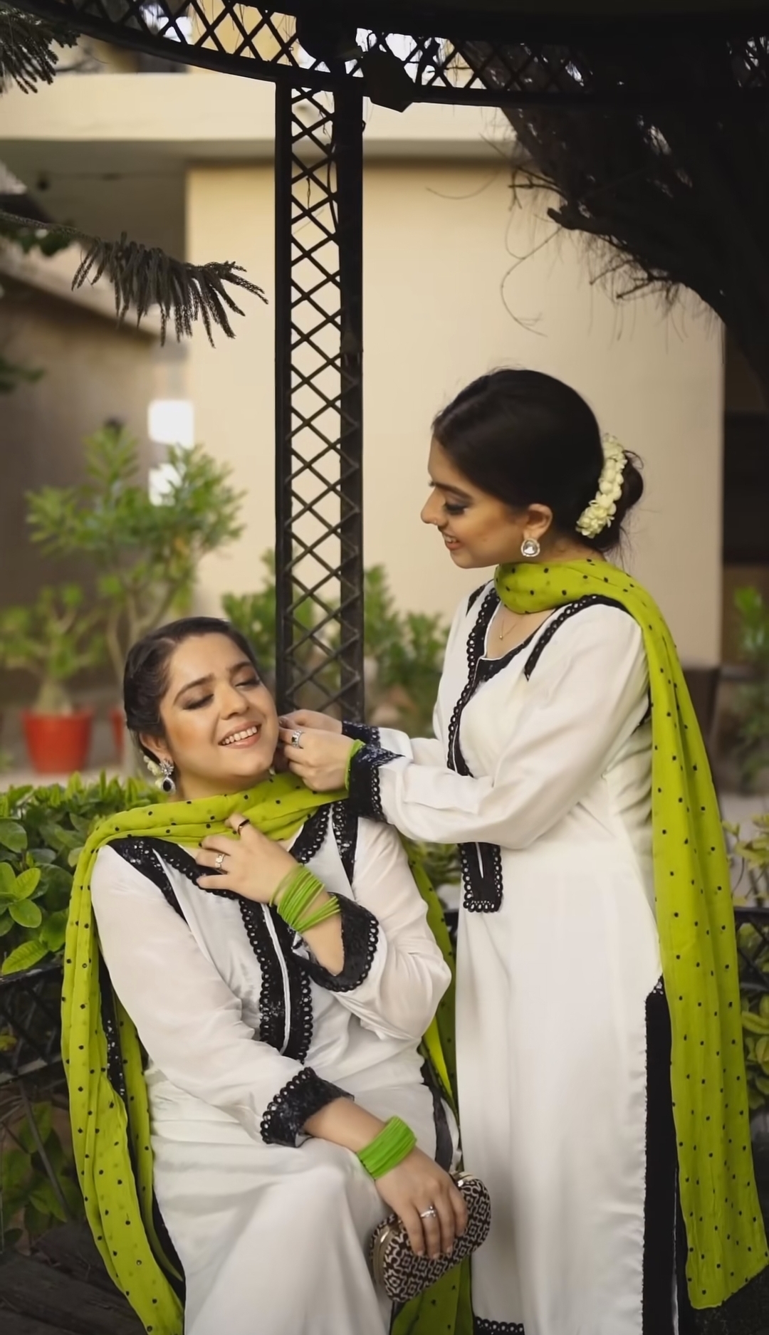 Arisha Razi Shares Stunning Pictures With Family & Friends | Reviewit.pk