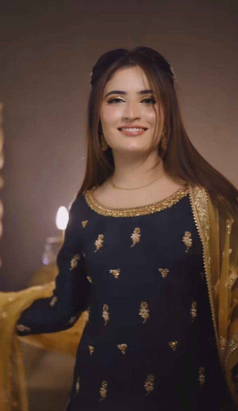 Adorable Pictures of Aroob Jatoi & Ducky Bhai from Iqra Kanwal's Mayun ...