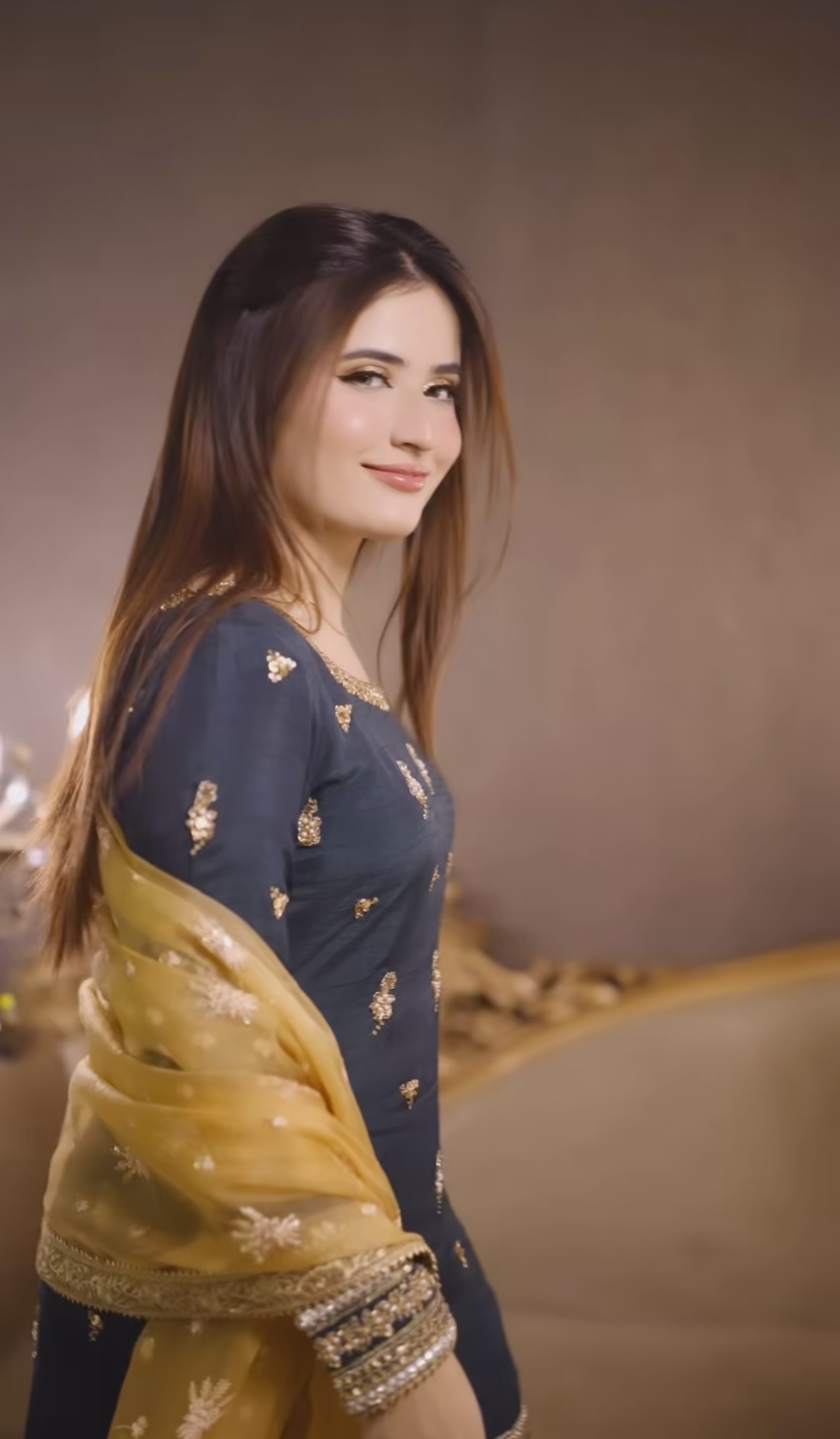 Adorable Pictures of Aroob Jatoi & Ducky Bhai from Iqra Kanwal's Mayun ...