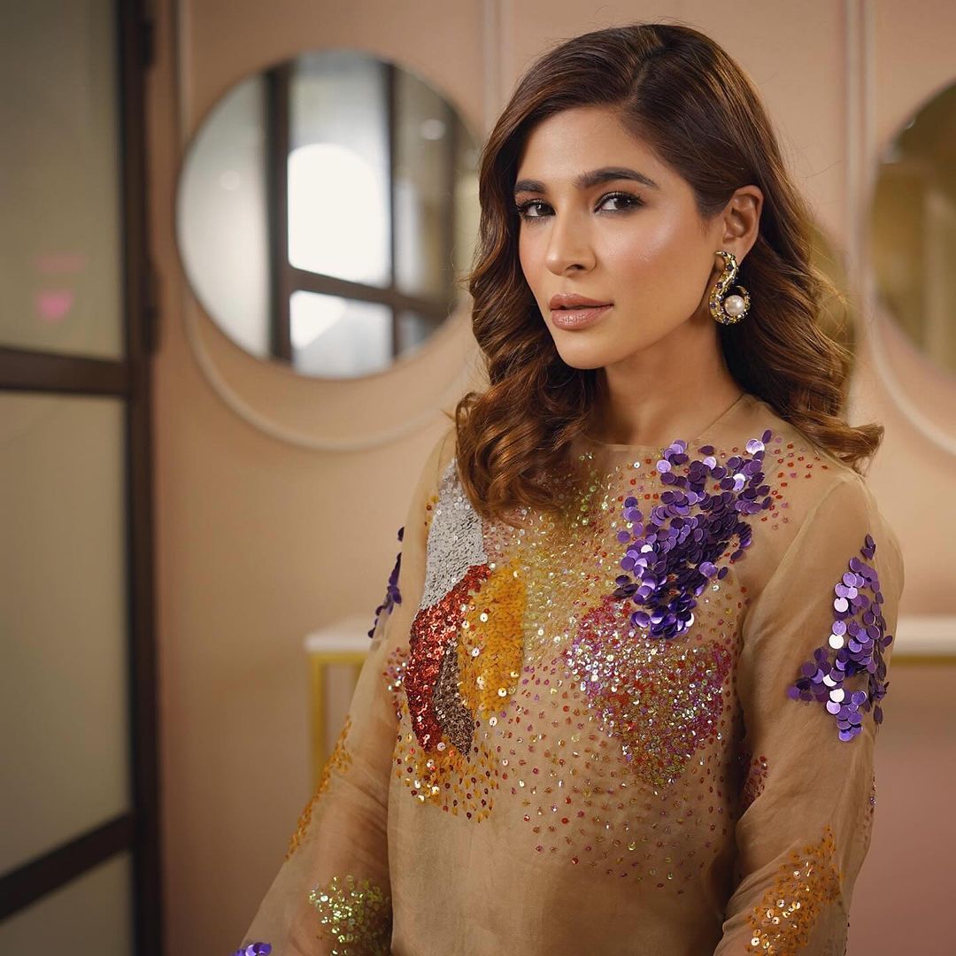 Ayesha Omar Planning To Leave Pakistan | Reviewit.pk