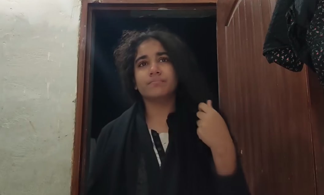 Ducky Bhai's Crazy Fan Shaves Her Head | Reviewit.pk