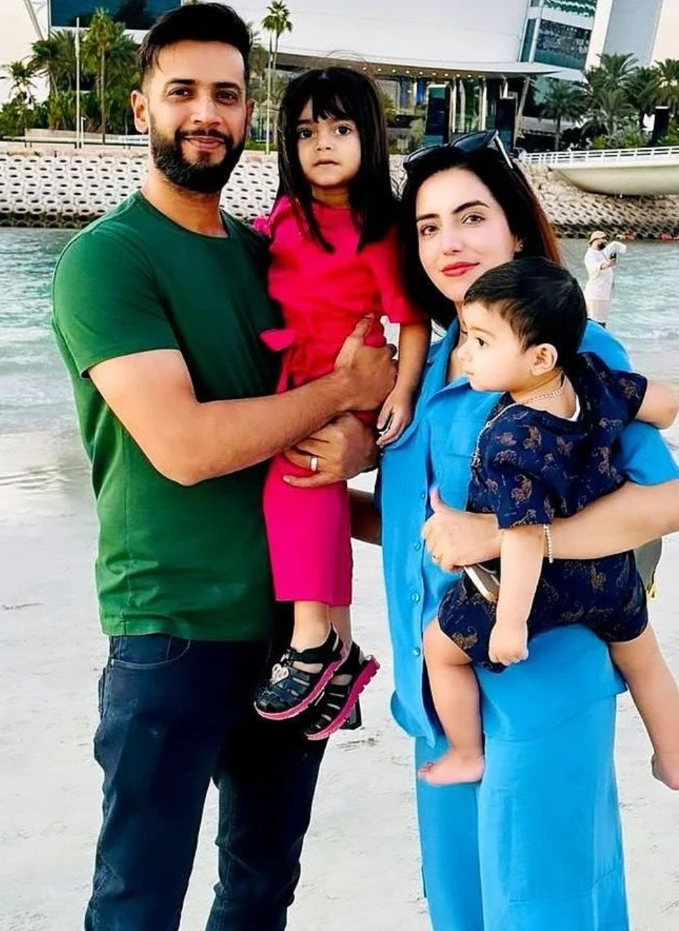 Imad Wasim New Adorable Family Clicks From UAE | Reviewit.pk