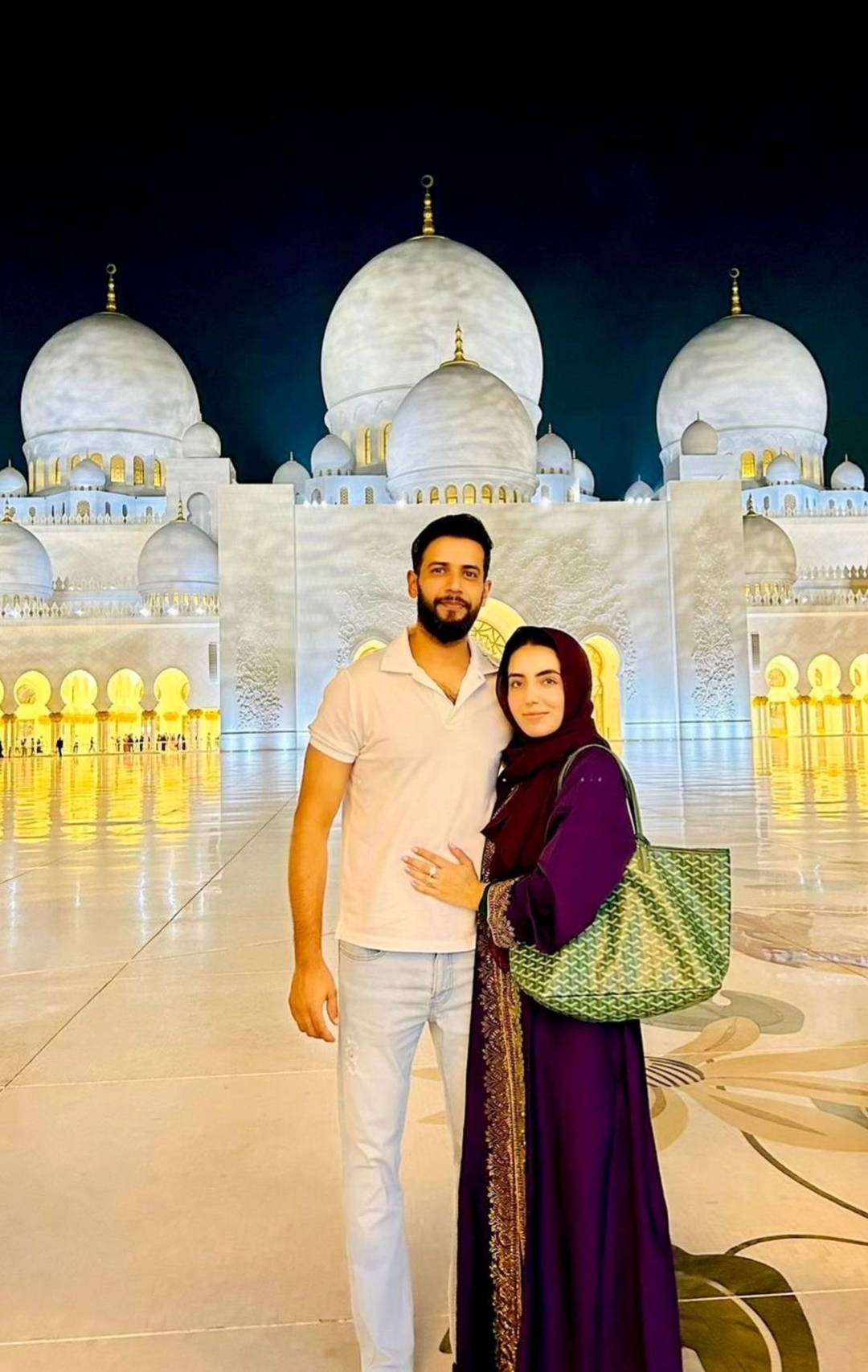 Imad Wasim's Pictures With Wife From Grand Mosque, Abu Dhabi | Reviewit.pk
