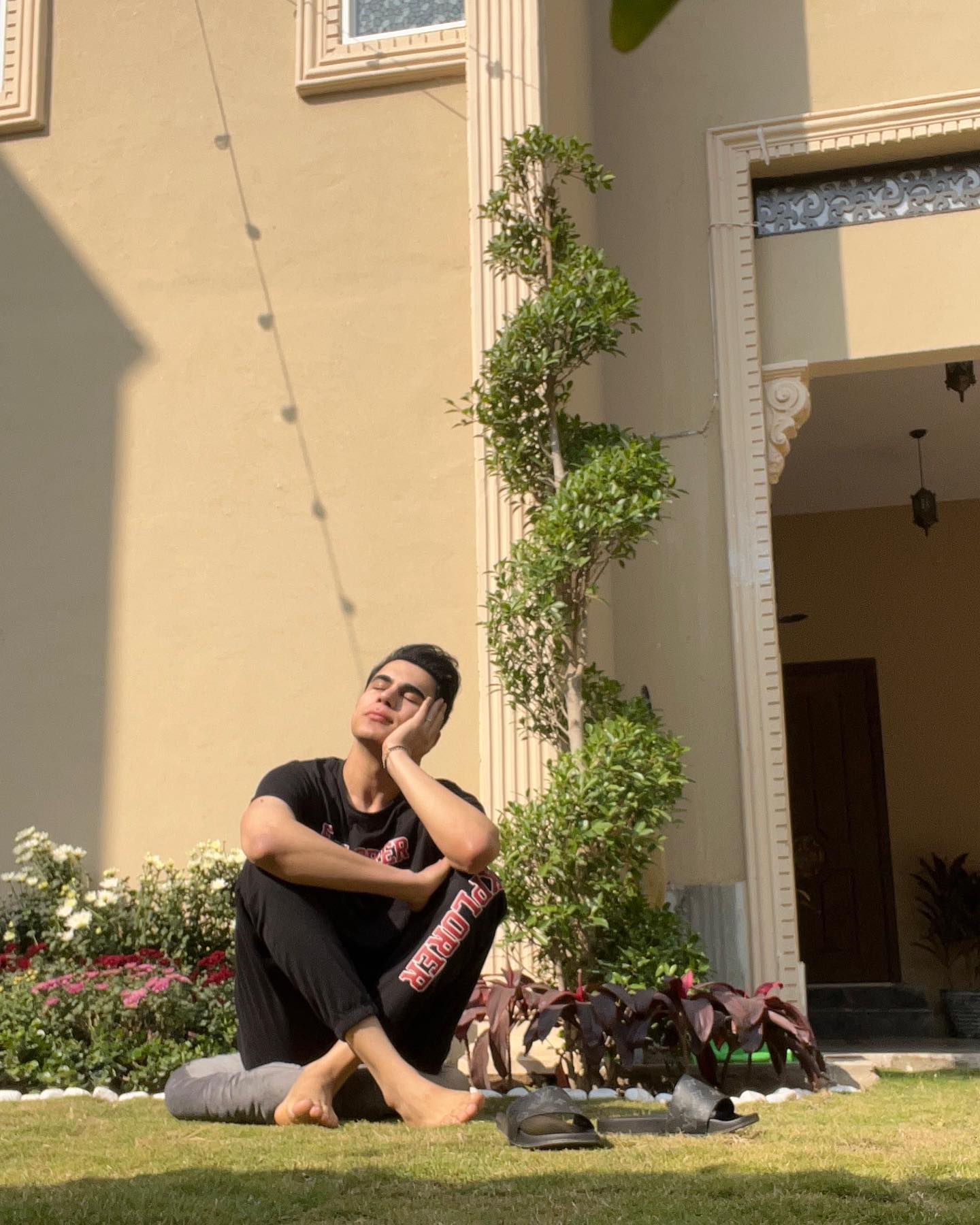 Pakistani Ken Doll Aka Adnan Zafar Performs Umrah | Reviewit.pk