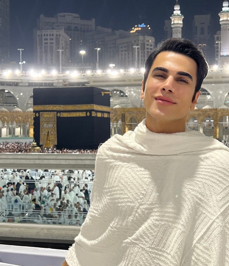 Pakistani Ken Doll Aka Adnan Zafar Performs Umrah | Reviewit.pk