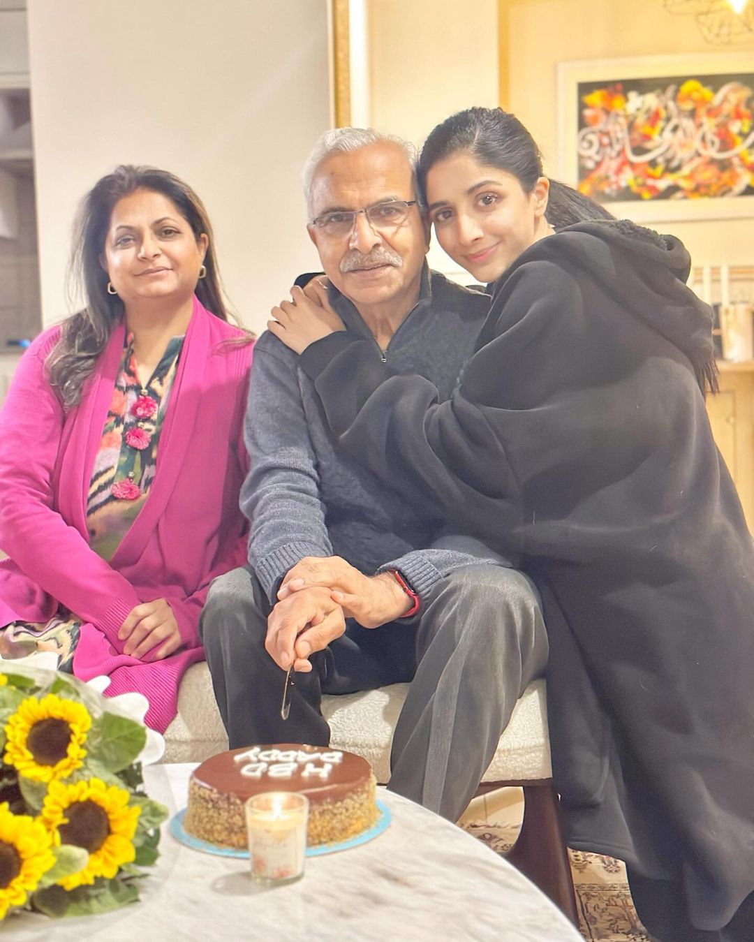 Mawra Hocane Pictures With Family & Friends | Reviewit.pk