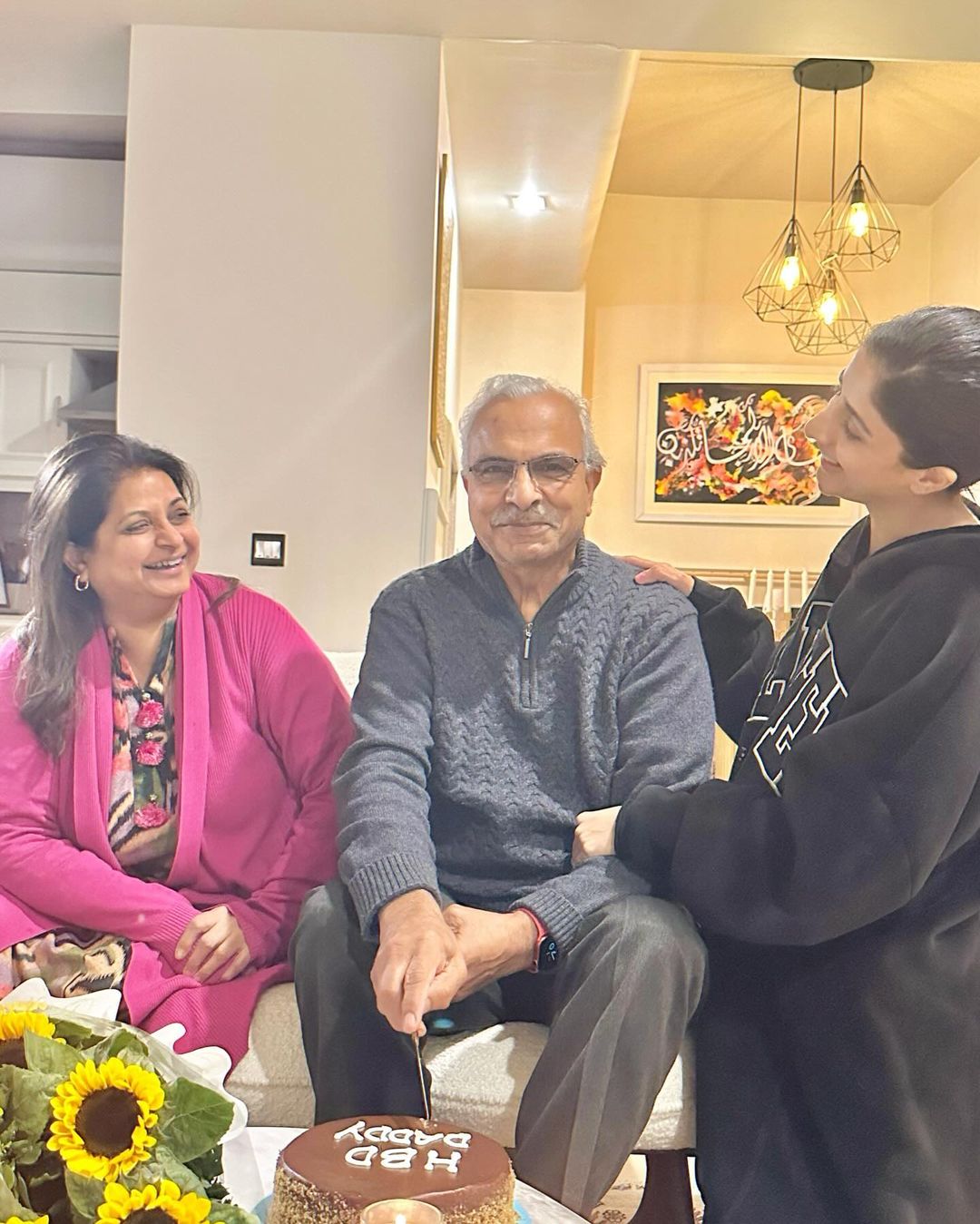 Mawra Hocane Pictures With Family & Friends | Reviewit.pk