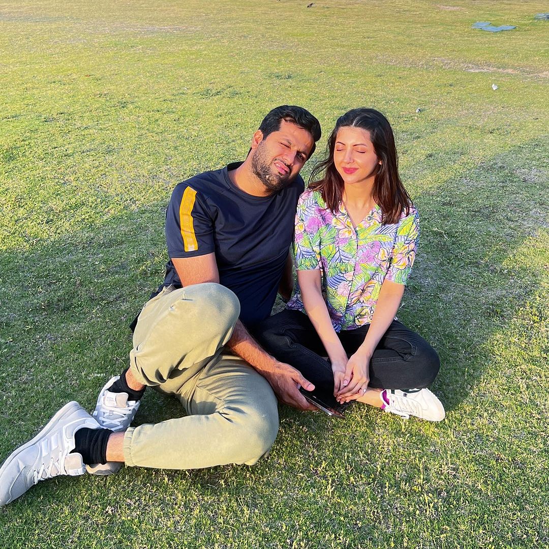Moomal Khalid Shares Loved Up Pictures With Husband On Anniversary | Reviewit.pk