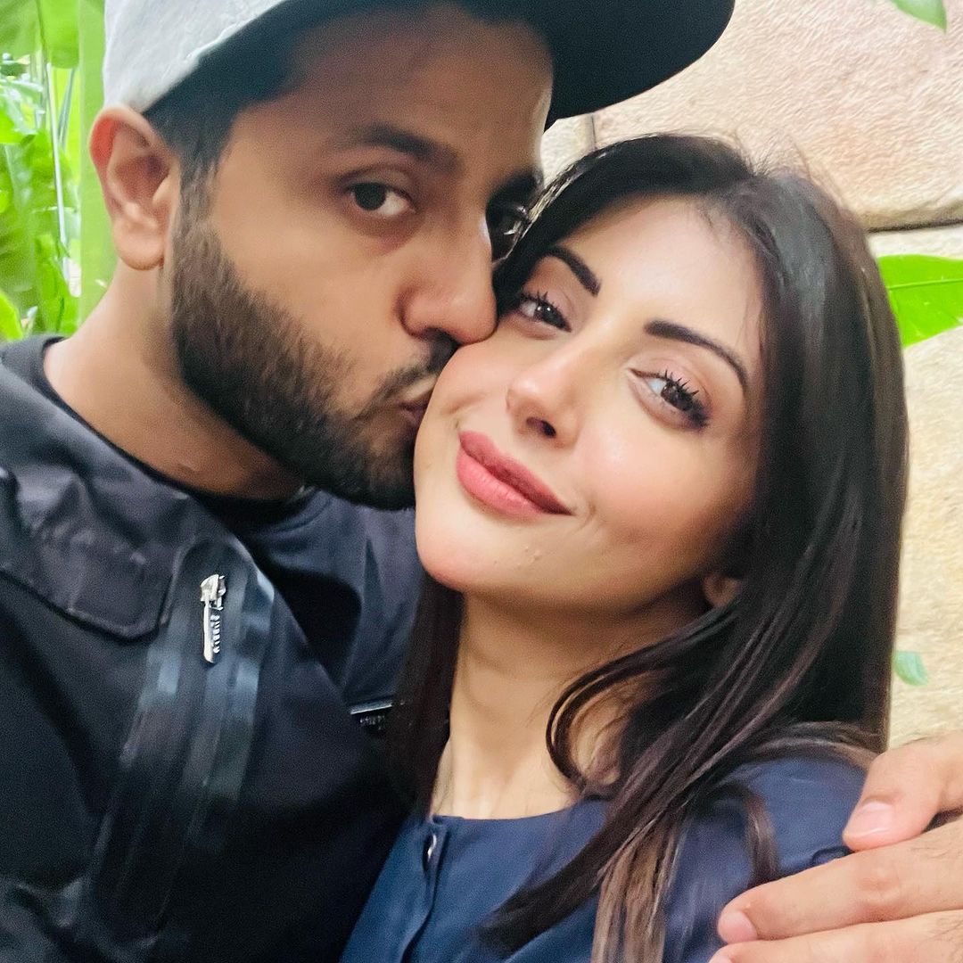 Moomal Khalid Shares Loved Up Pictures With Husband On Anniversary | Reviewit.pk