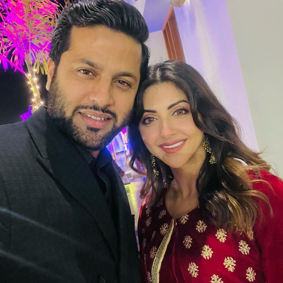 Moomal Khalid Shares Loved Up Pictures With Husband On Anniversary ...