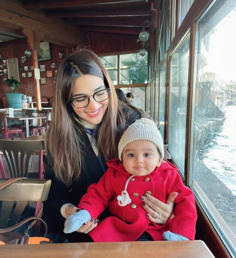Rabab Hashim's Beautiful Pictures With Daughter From Turkey | Reviewit.pk
