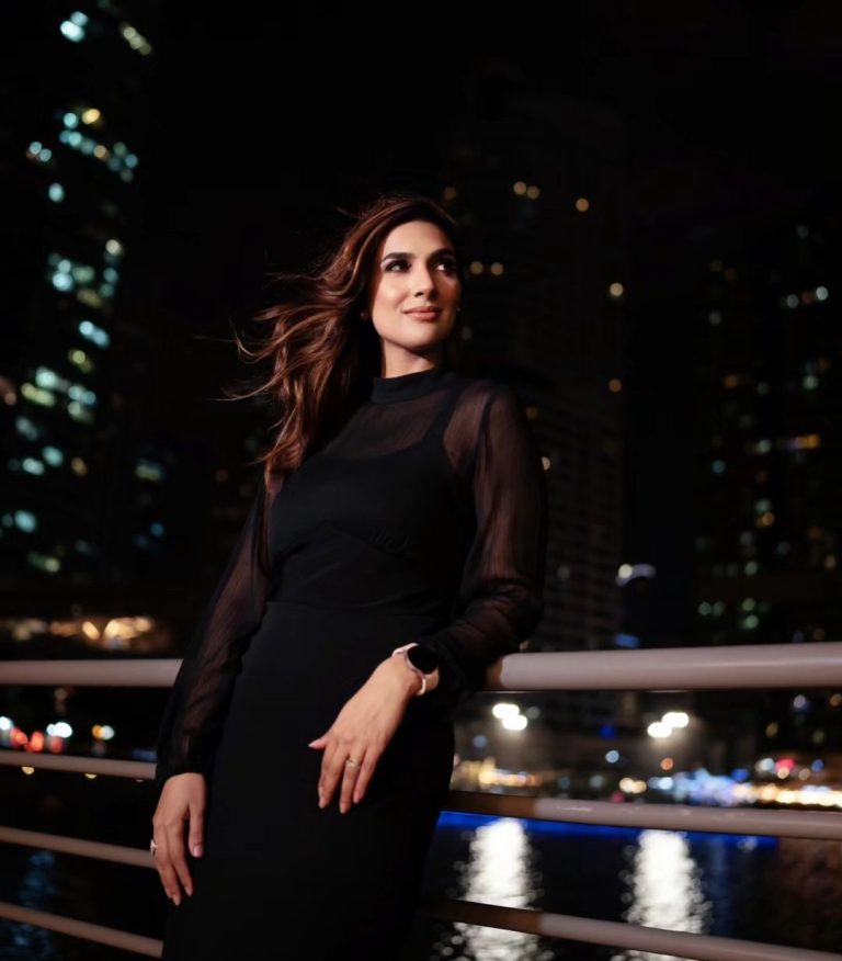 Rabab Hashim New Pictures With Family From Turkey | Reviewit.pk